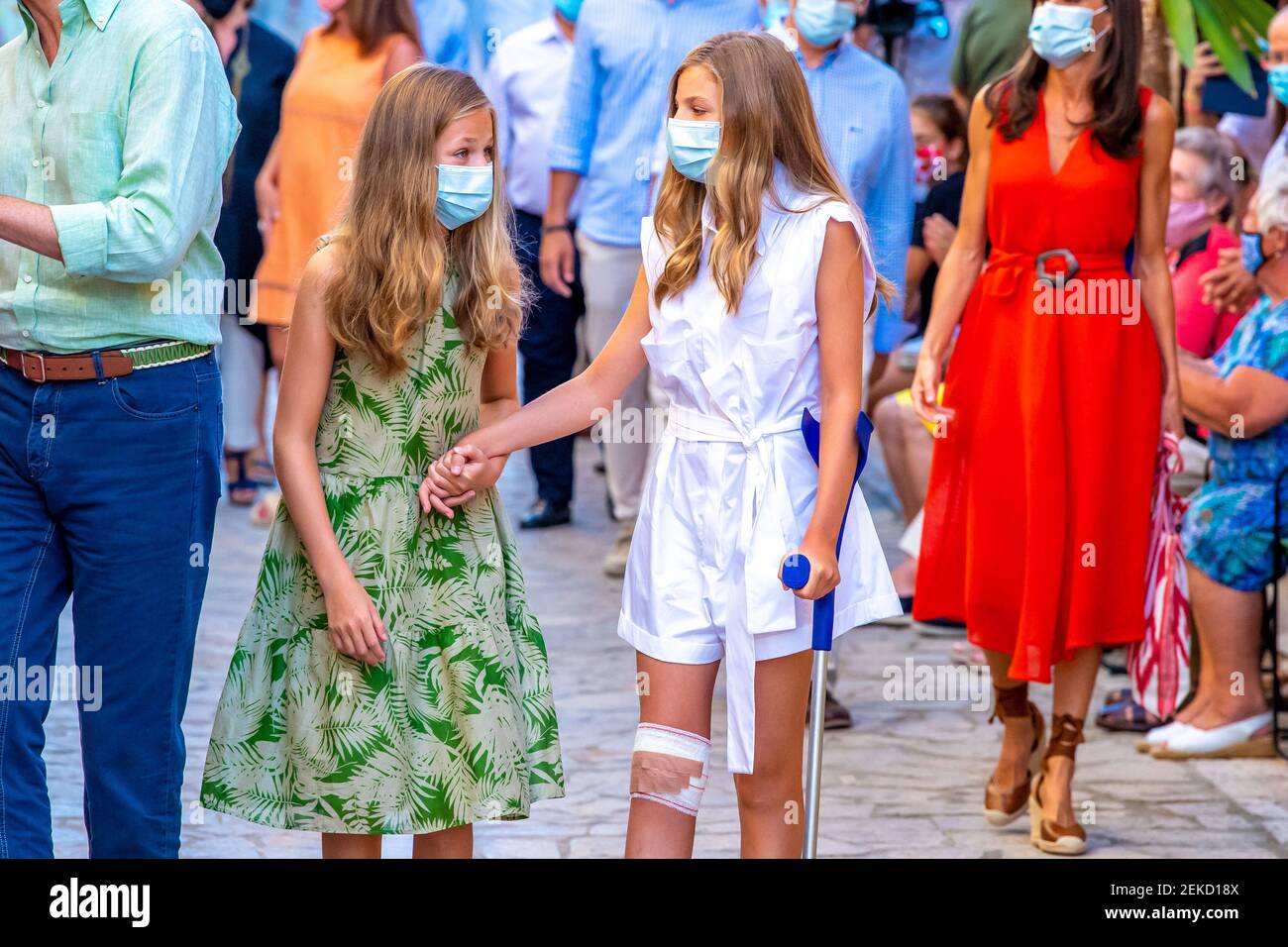 Princess Leonor and Infanta Sofia on crutches due to an injured knee ...