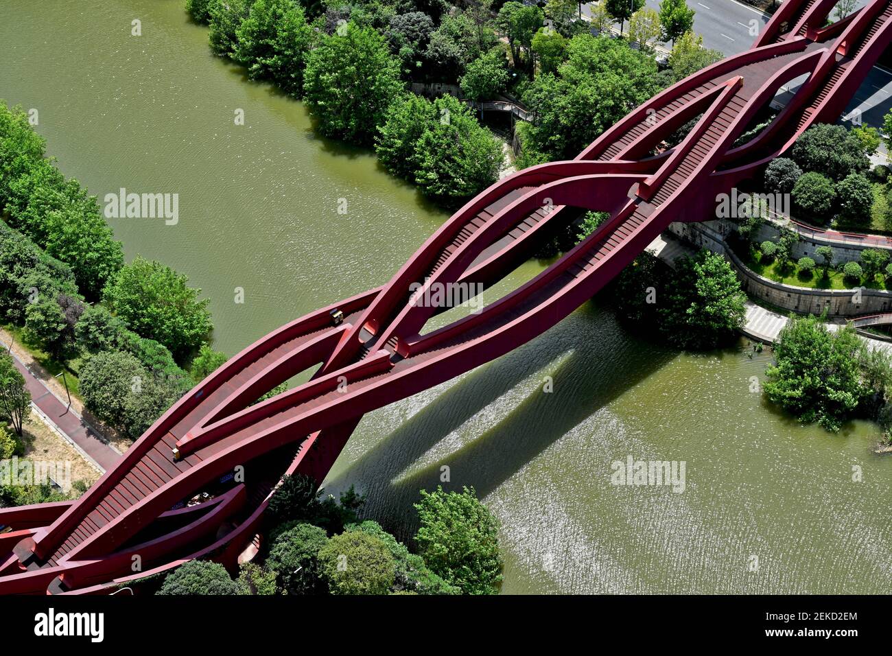 The Chinese knotting Bridge, which was made of 308 million tons of ...