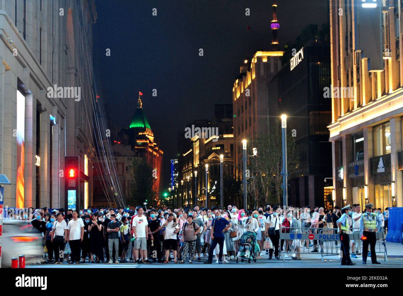 The extended area of the East Nanjing Road Pedestrian Street is now available for tourists ...