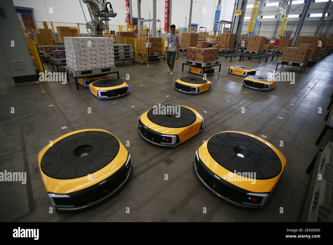 The 5G unmanned warehouse opened to the public for the first time in ...