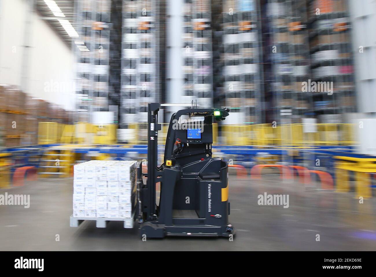 The 5G unmanned warehouse opened to the public for the first time in ...