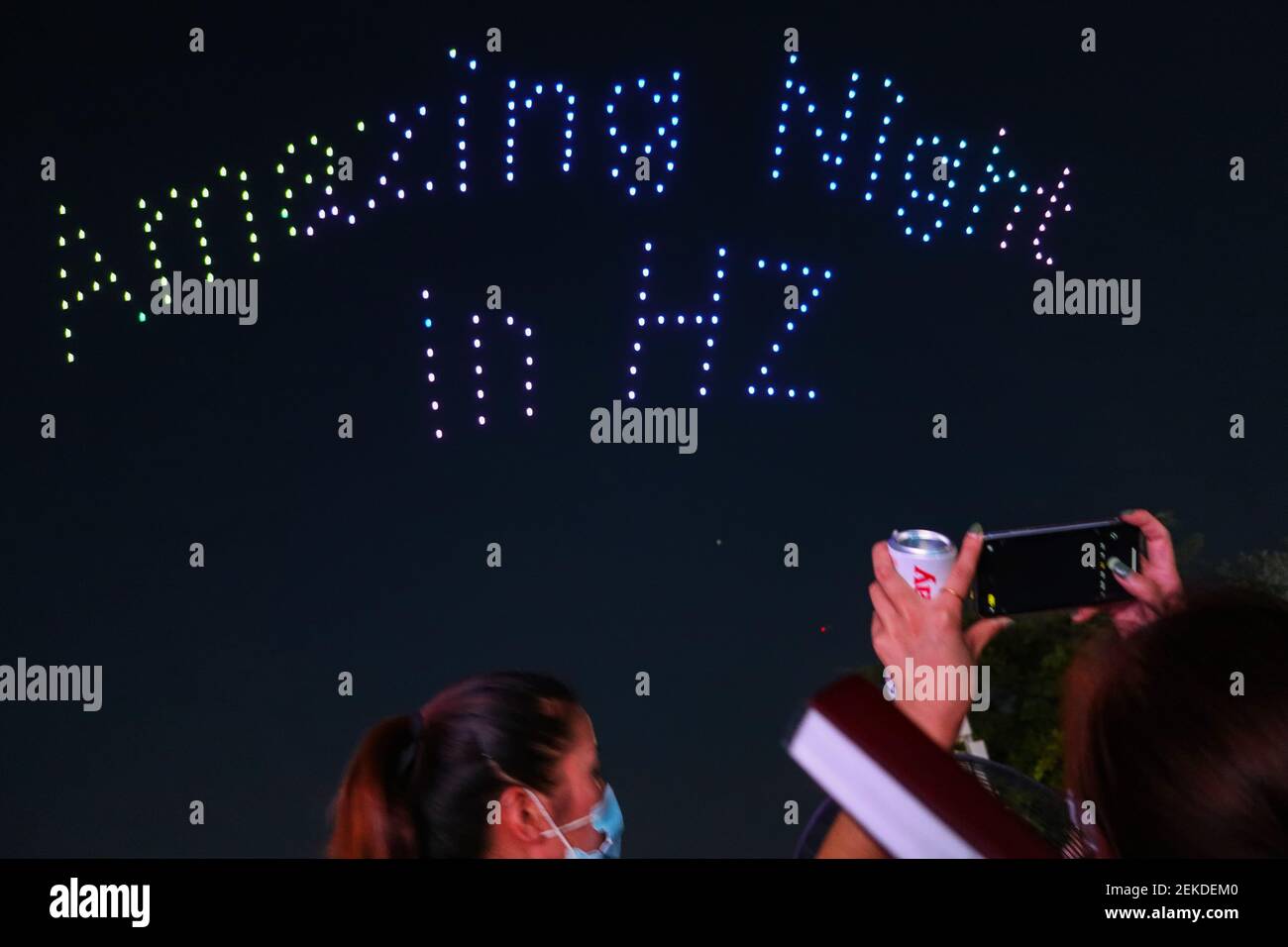 People take photos of the light show of "2020 Amazing Night in Hangzhou ...