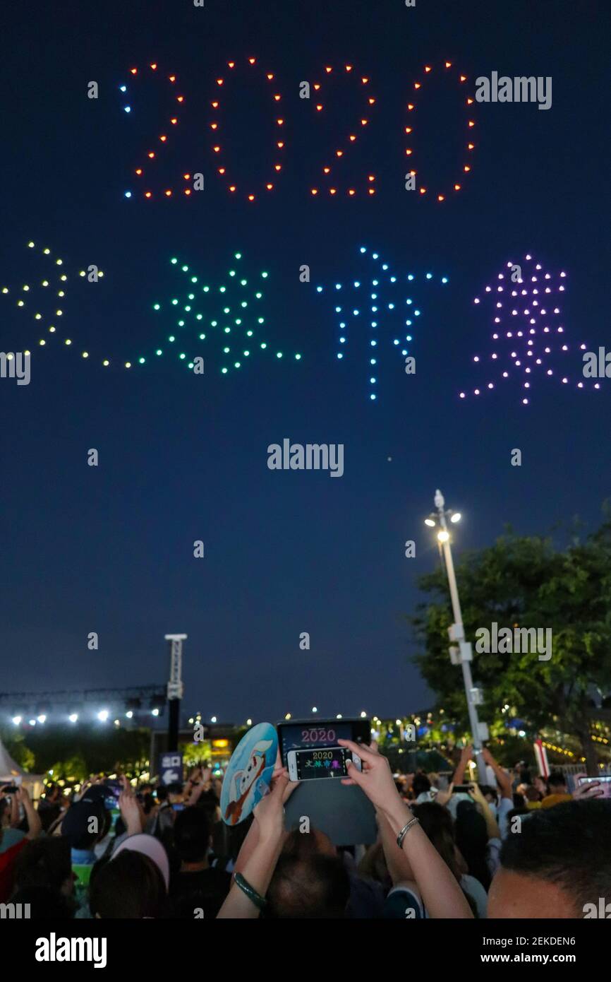 People take photos of the light show of "2020 Amazing Night in Hangzhou ...