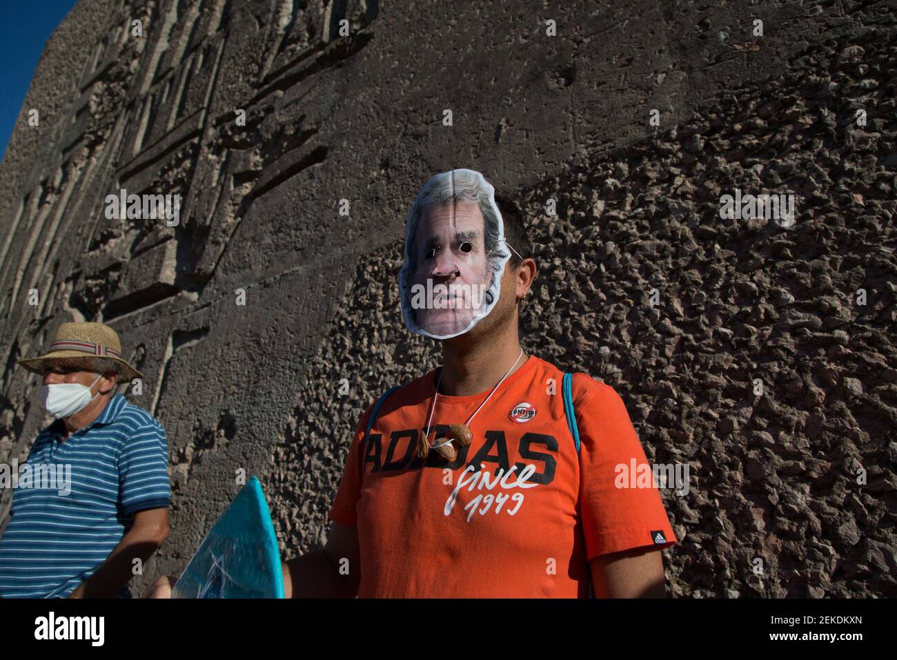 A man with a Fernando Simon mask in the Plaza de Colón in Madrid ...