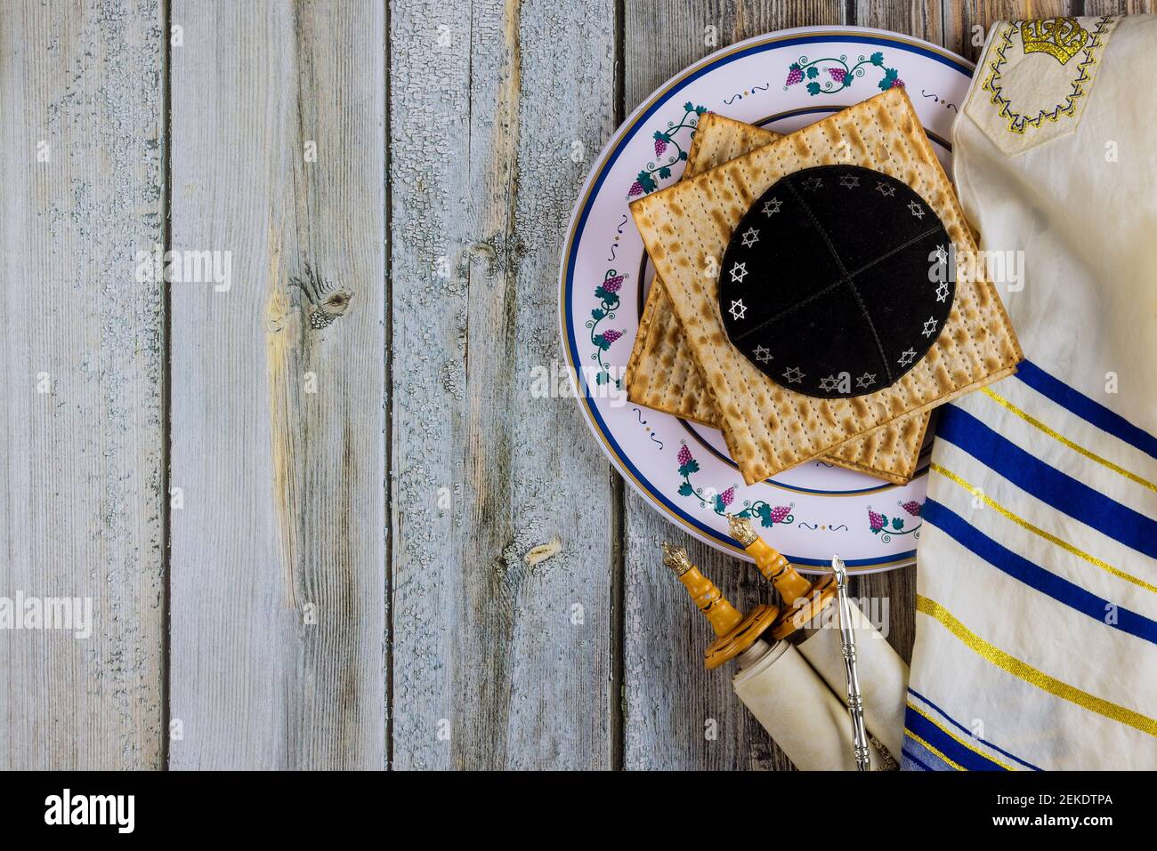 Family celebrating the passover seder hi-res stock photography and ...
