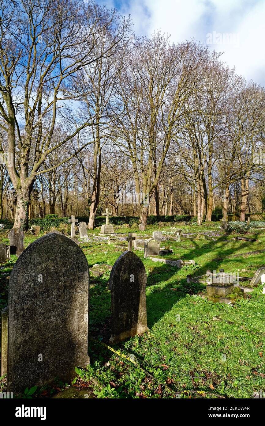 Graves in rural graveyard hi-res stock photography and images - Alamy