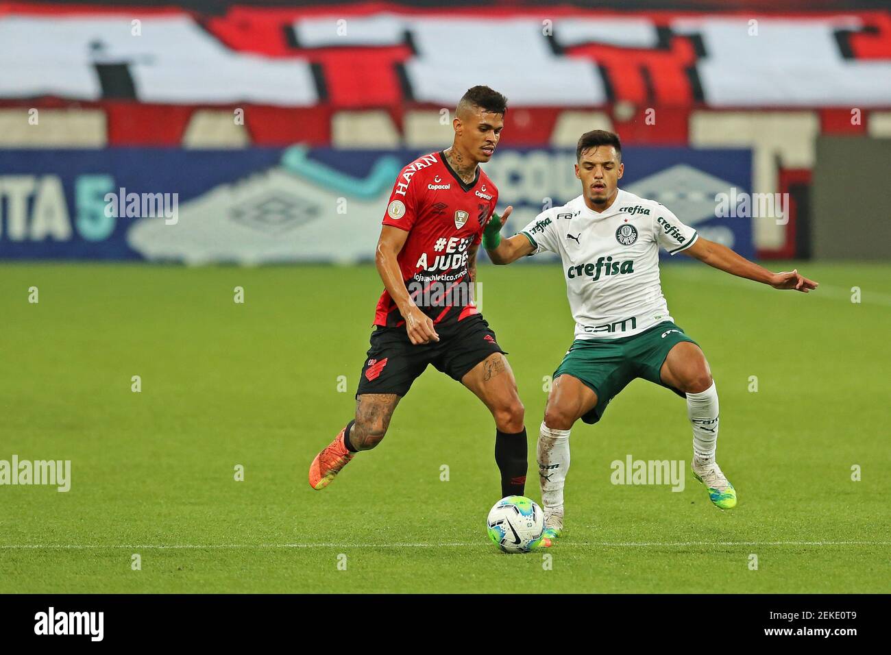 Richard do Athletico e Gabriel Menino do Palmeiras durante a partida ...