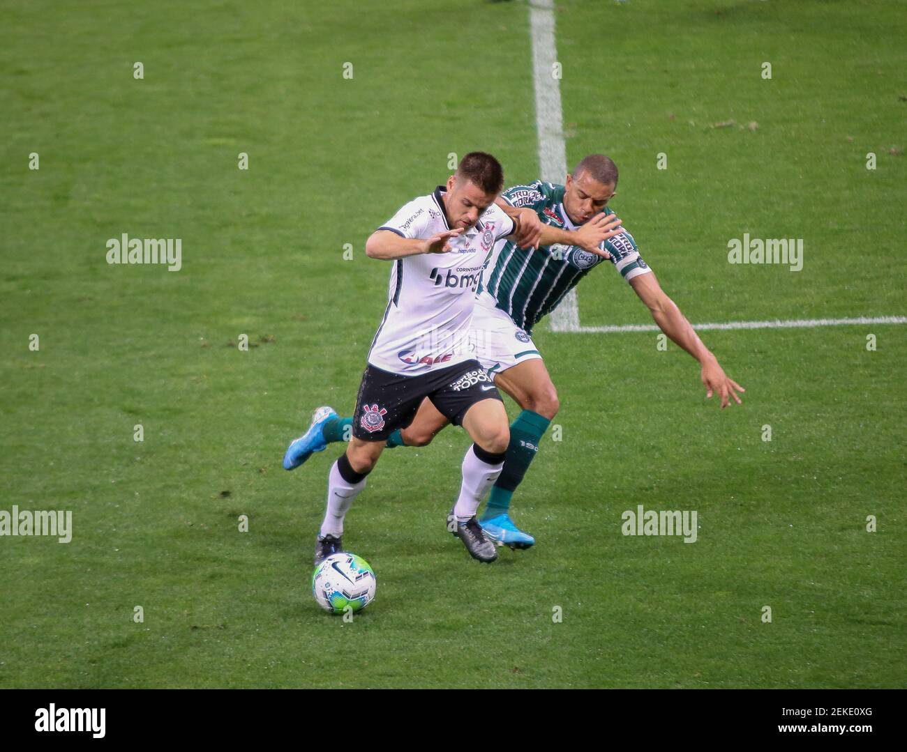 Ramiro do Corinthians disputa lance com William Matheus do Coritiba ...