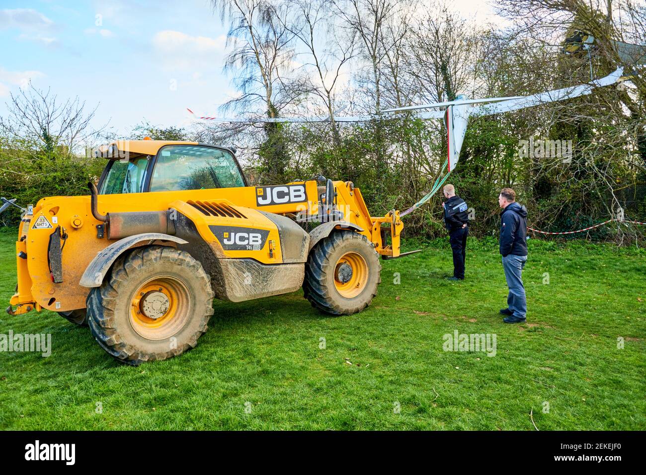A JCB telehandler is used to recover a Schempp-Hirth Arcus T glider ...