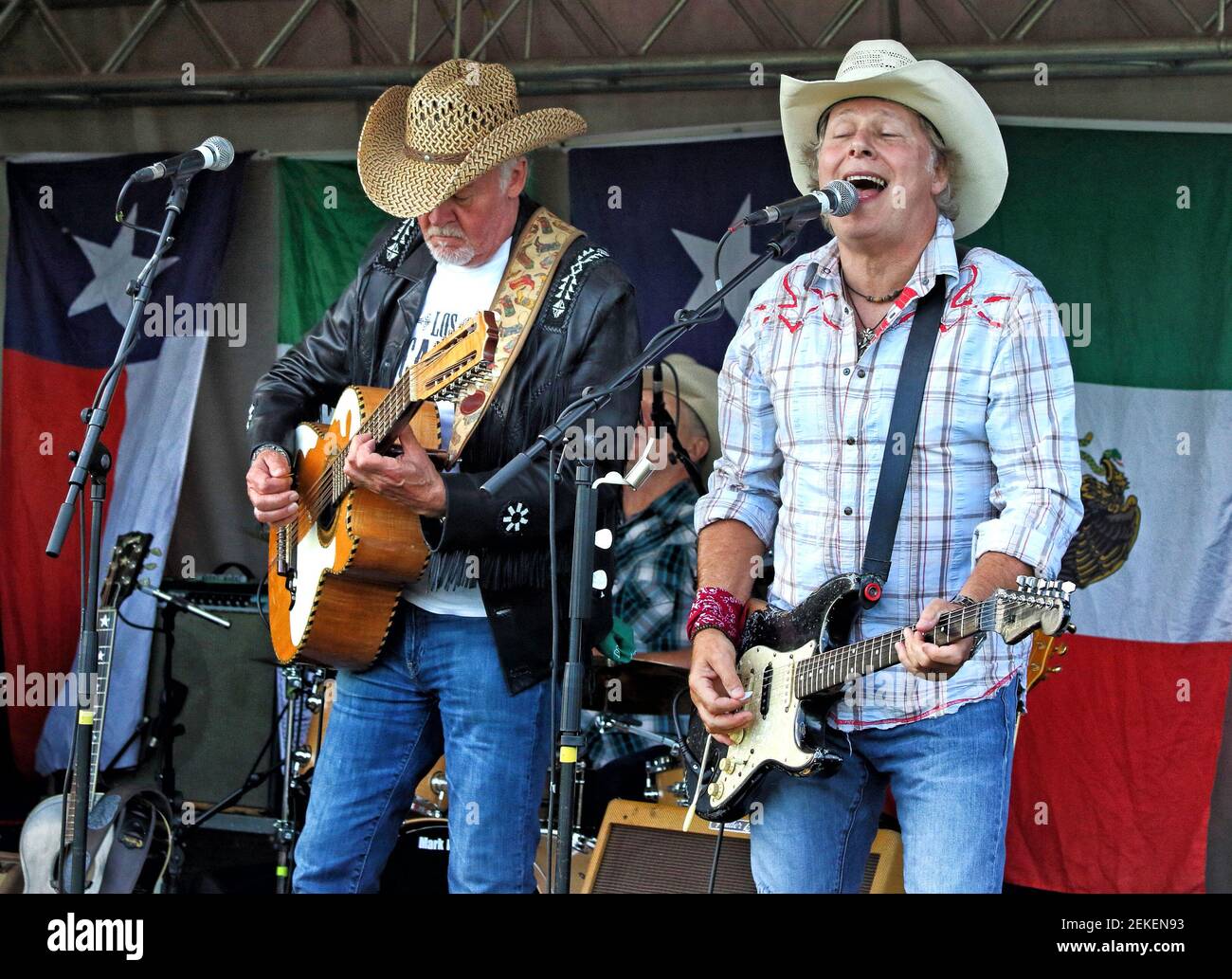 Paul Young and Jamie Moses of Los Pacaminos Musical group perform live ...