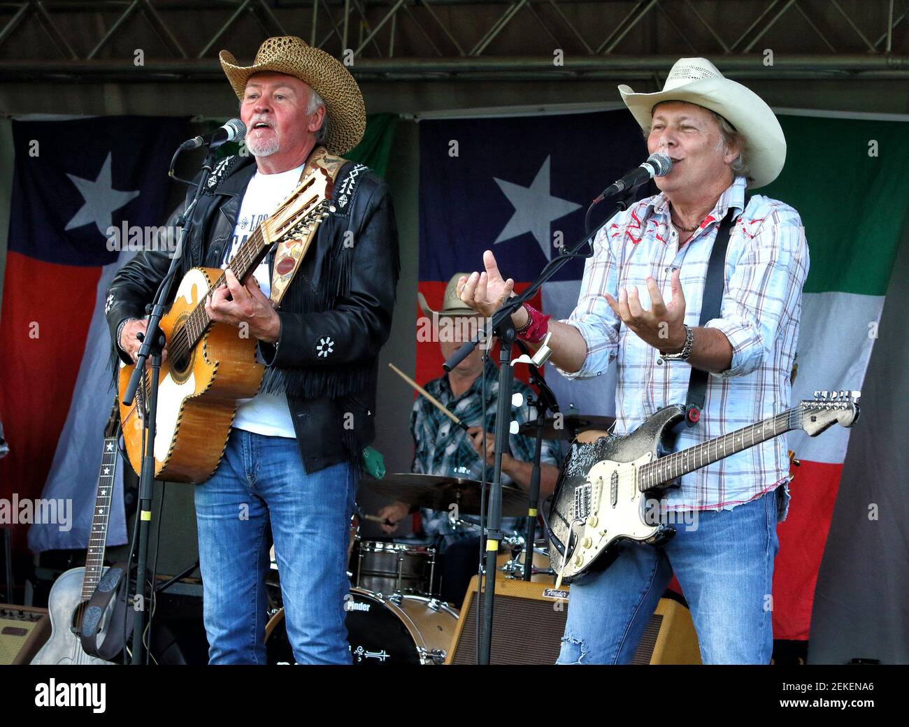 Paul Young and Jamie Moses of Los Pacaminos Musical group perform live ...