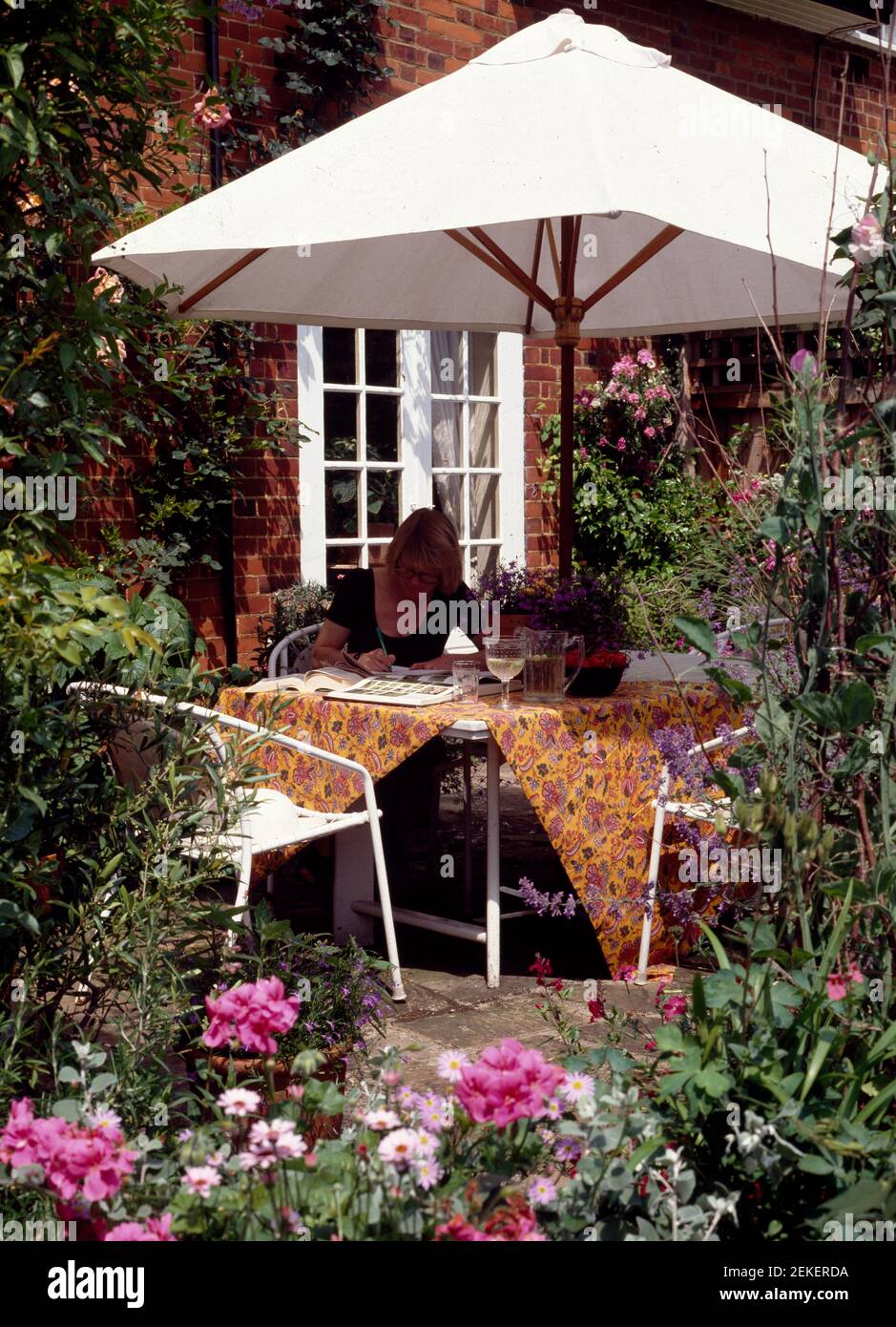 Working under the table hi-res stock photography and images - Alamy