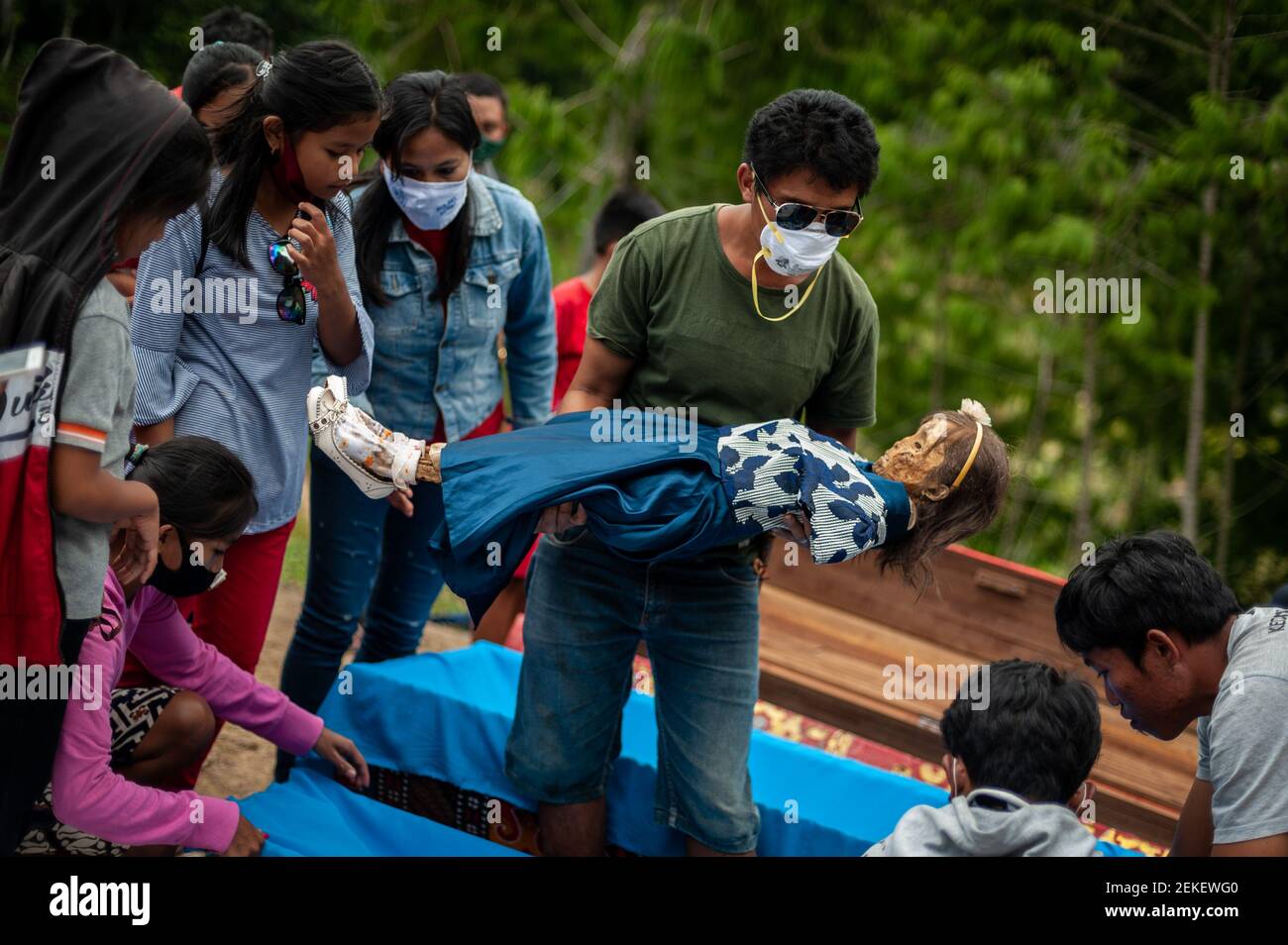 (EDITOR’S NOTE: Image depicts death) Family member carrying the ...