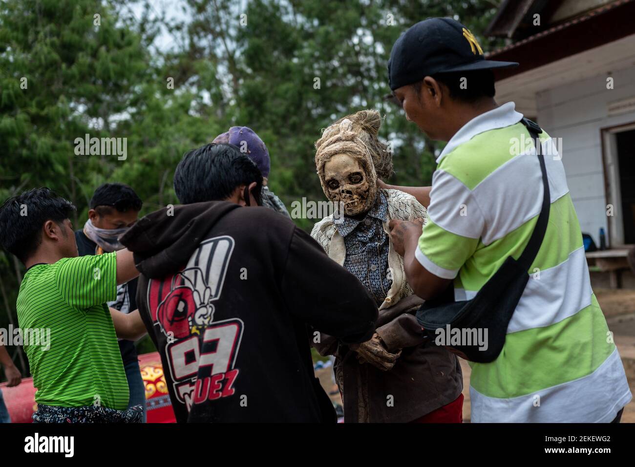 (EDITOR’S NOTE: Image depicts death) Family members dressing the ...