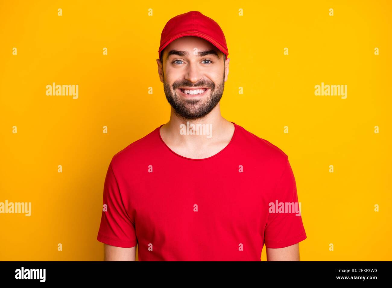 Photo portrait of delivery worker wearing red uniform cap smiling ...
