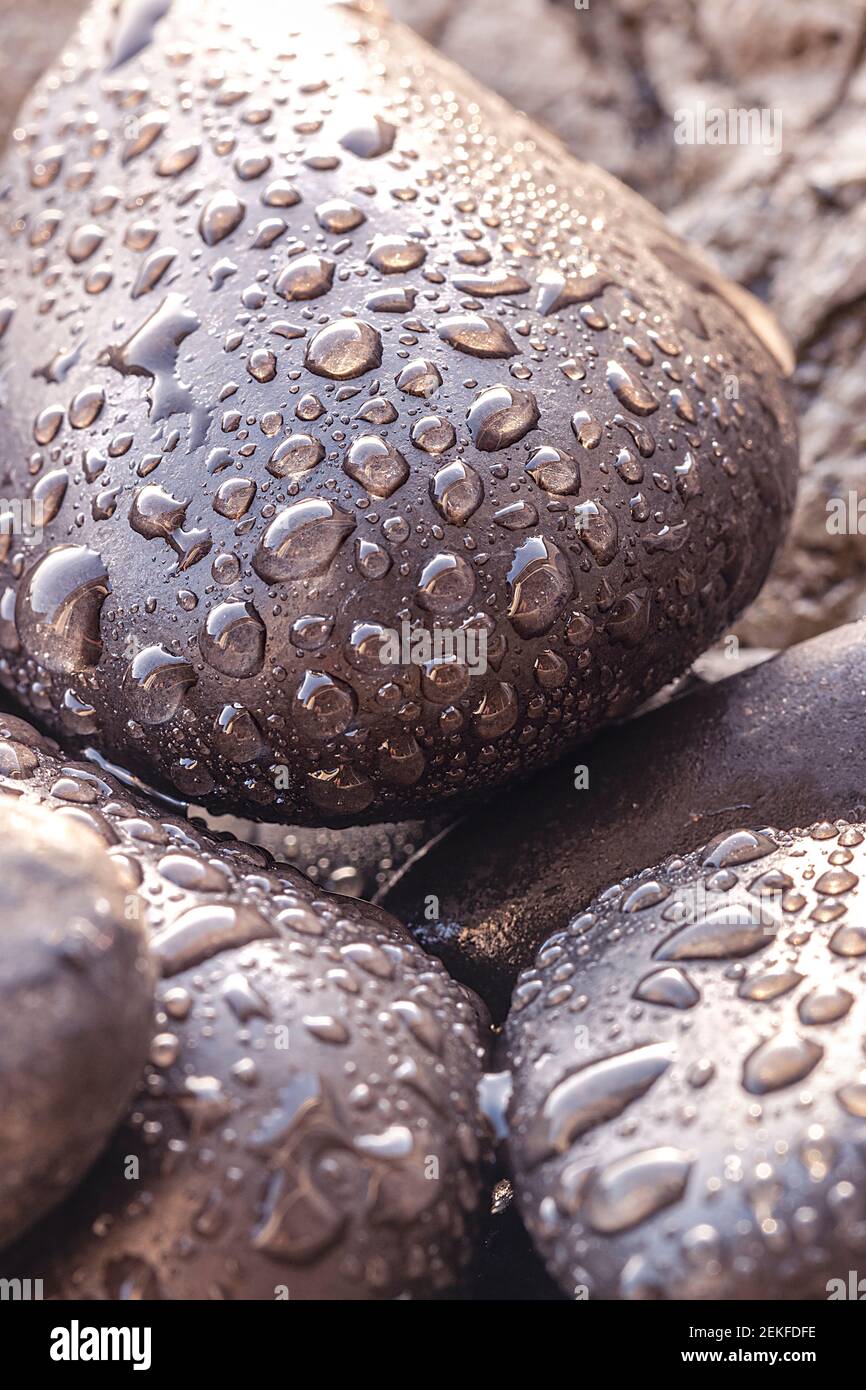 Wet black stone hi-res stock photography and images - Alamy