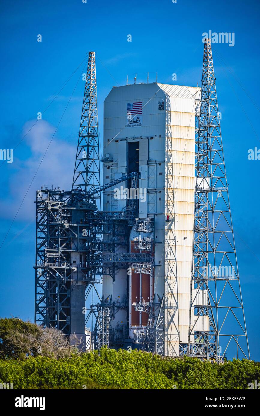 Set-up of the United Launch Alliance Delta IV Heavy launch carrying the ...