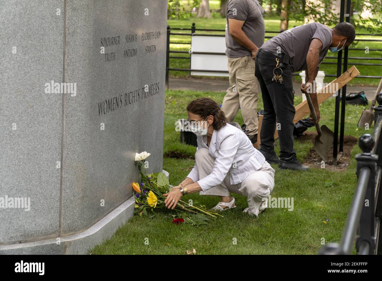 The artist Meredith Bergmann arranges flowers in front of her Women’s ...