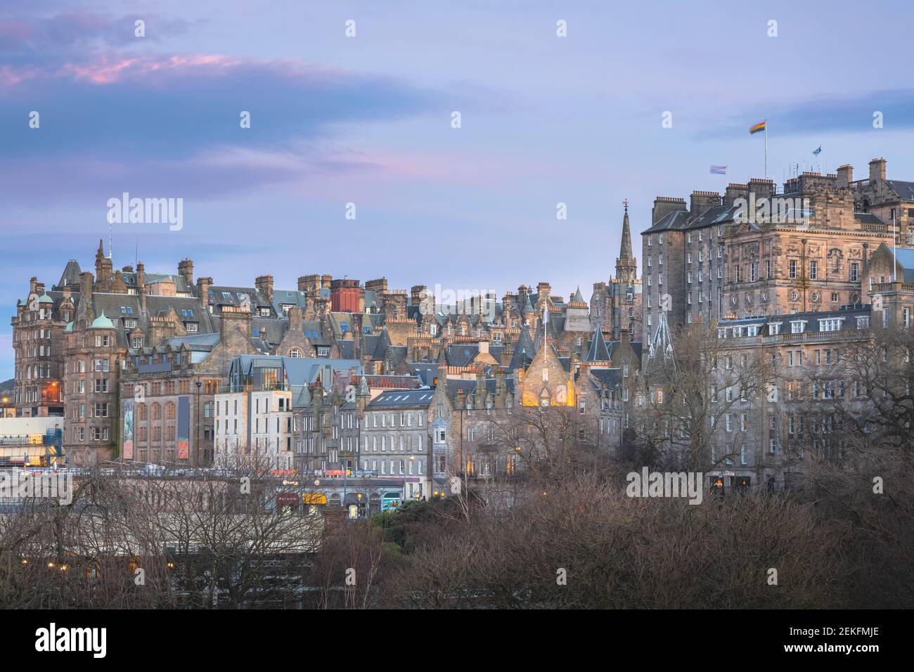 Edinburgh tenement building night hi-res stock photography and images ...
