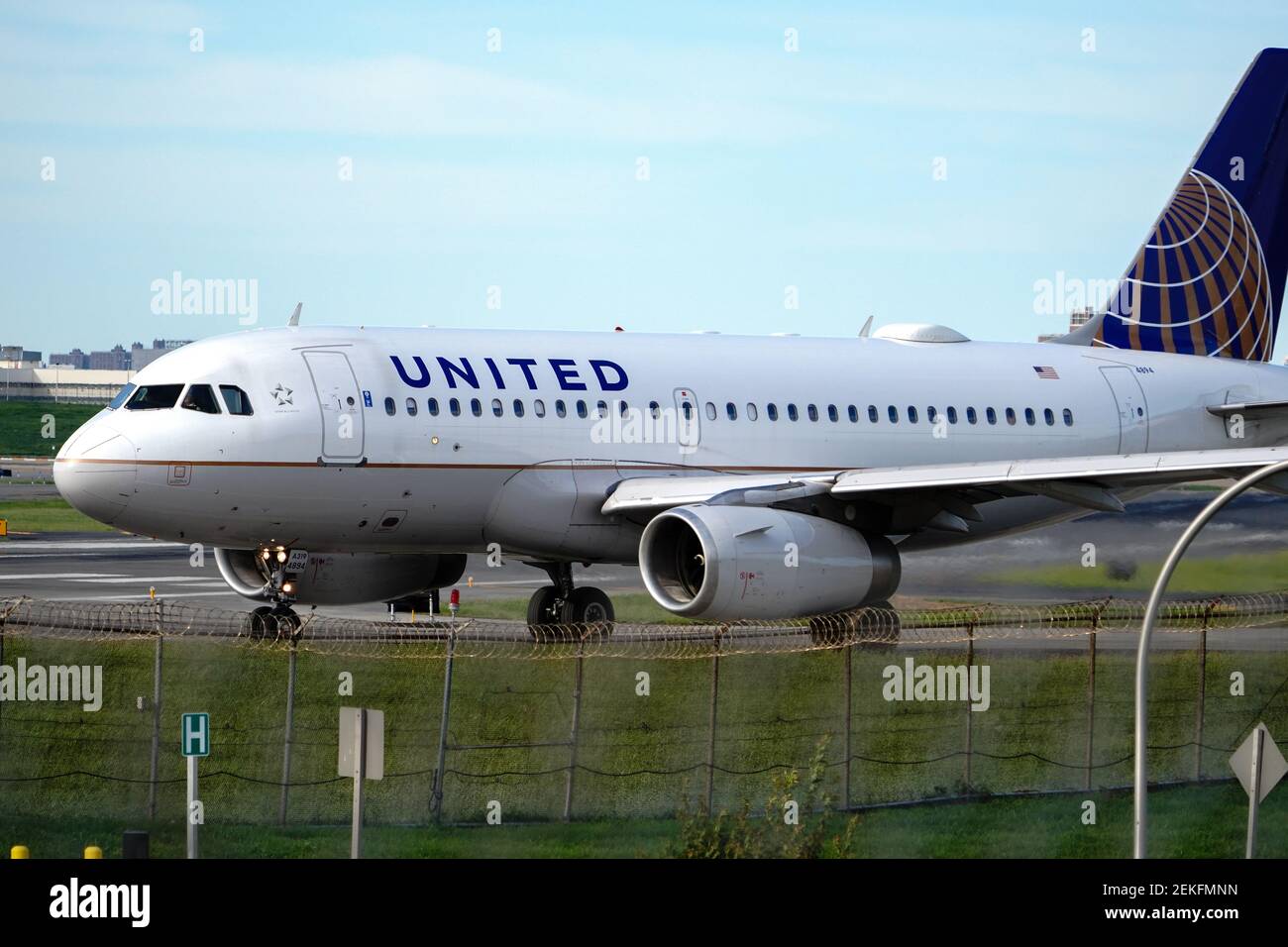 A view of a United Airlines aircraft lining up La Guardia Airport ...
