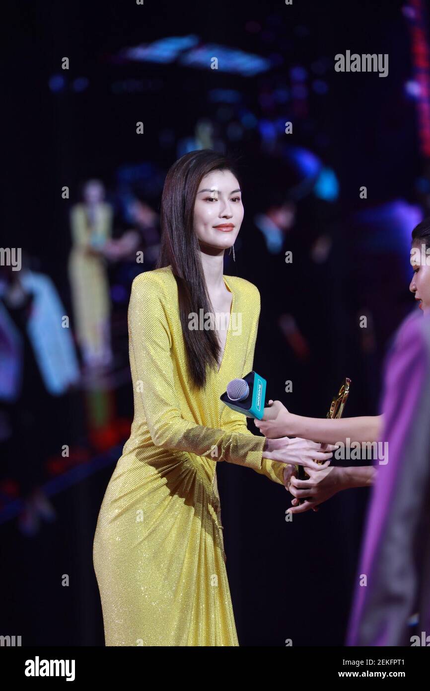 Chinese model and actress He Sui shows off her good body shape in ...