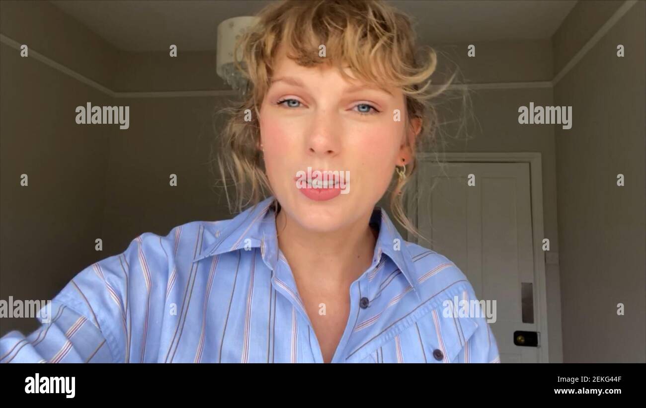 Taylor Swift delivers her acceptance speech during the 2020 MTV Video ...