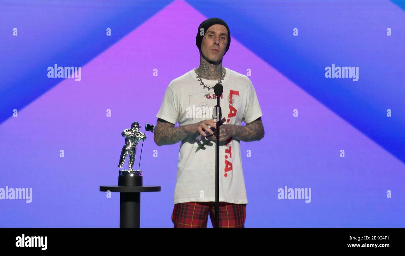 Travis Barker's show moment during the 2020 MTV Video Music Awards ...