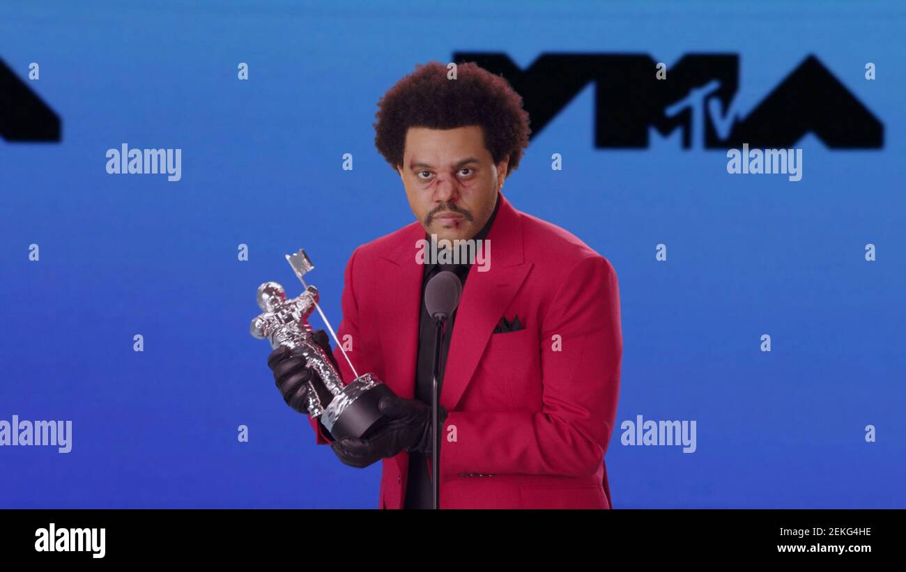 The Weeknd gives his acceptance speech during the 2020 MTV Video Music ...
