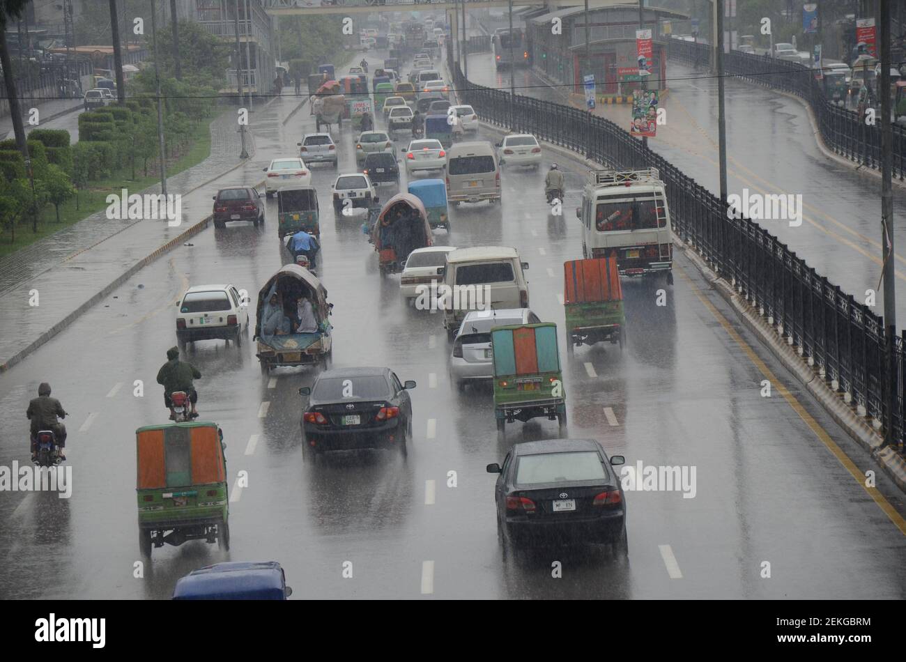 Pakistani people on their way during heavy monsoon rain in Peshawar ...
