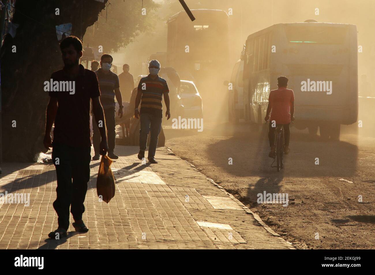Bangladeshi people walk in a polluted air environment. A study says ...