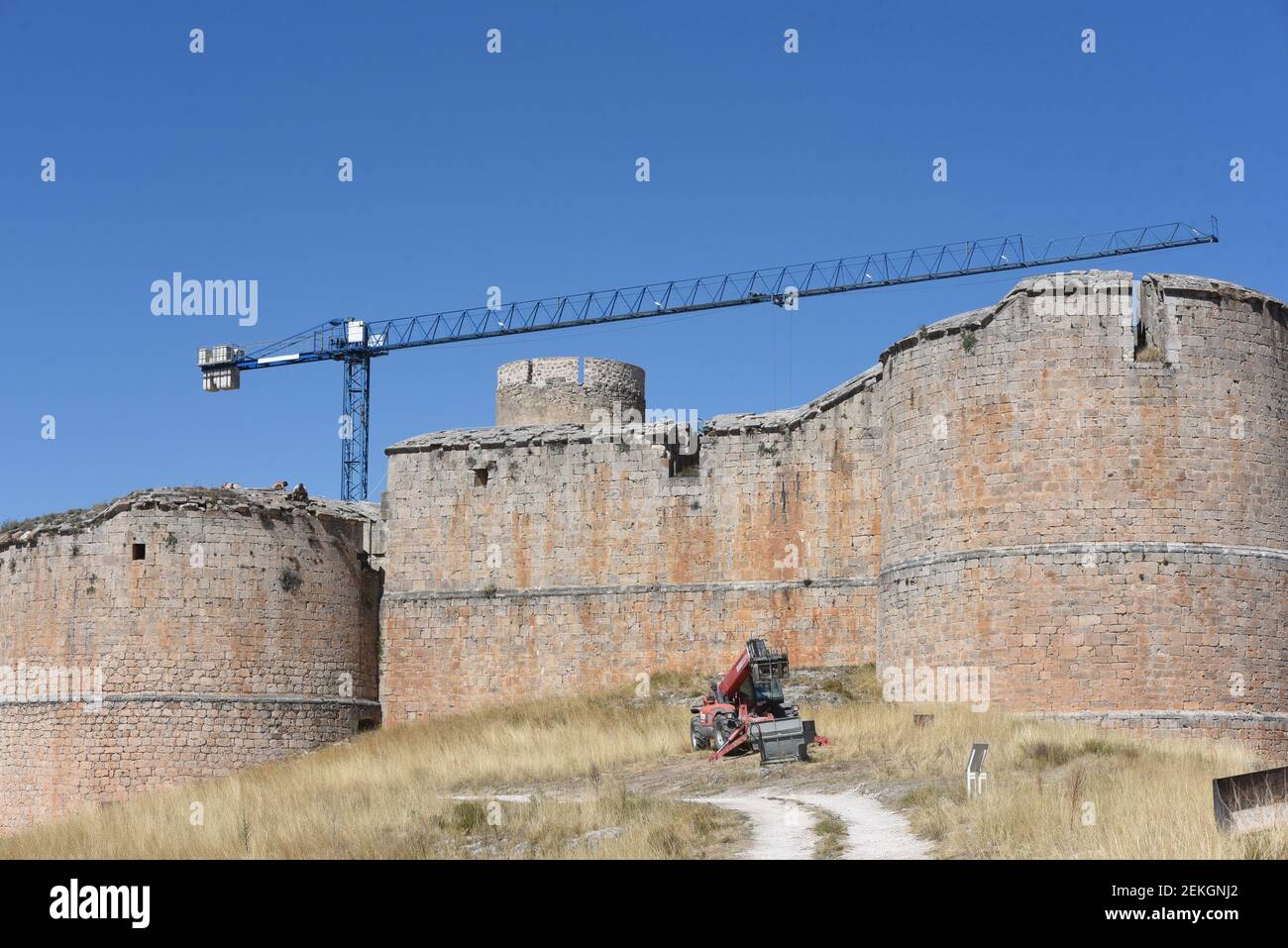 A view of the Berlanga de Duero Castle during its renovation. UTE ...