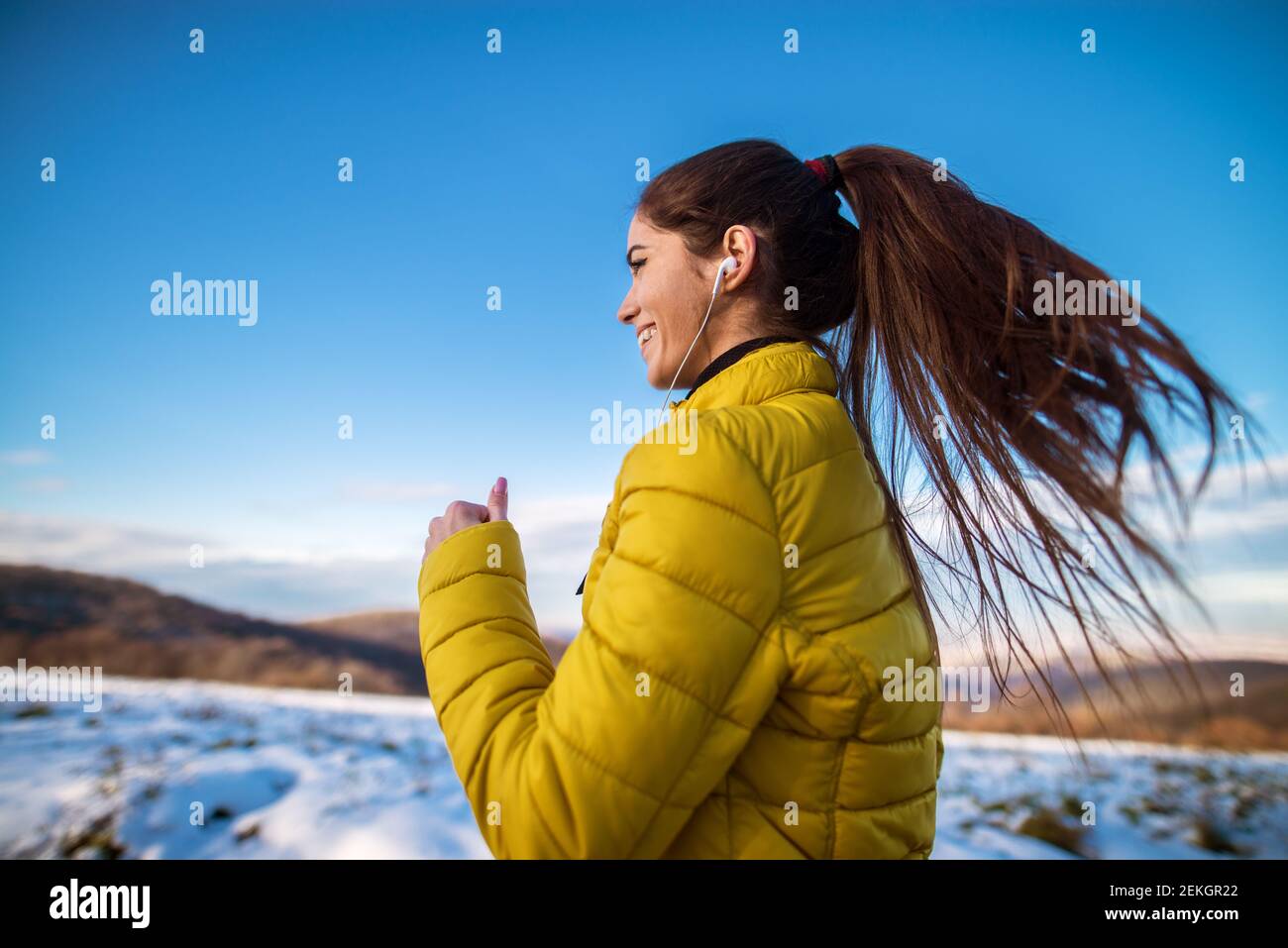 Close up side view of happy attractive hardworking active fitness girl ...