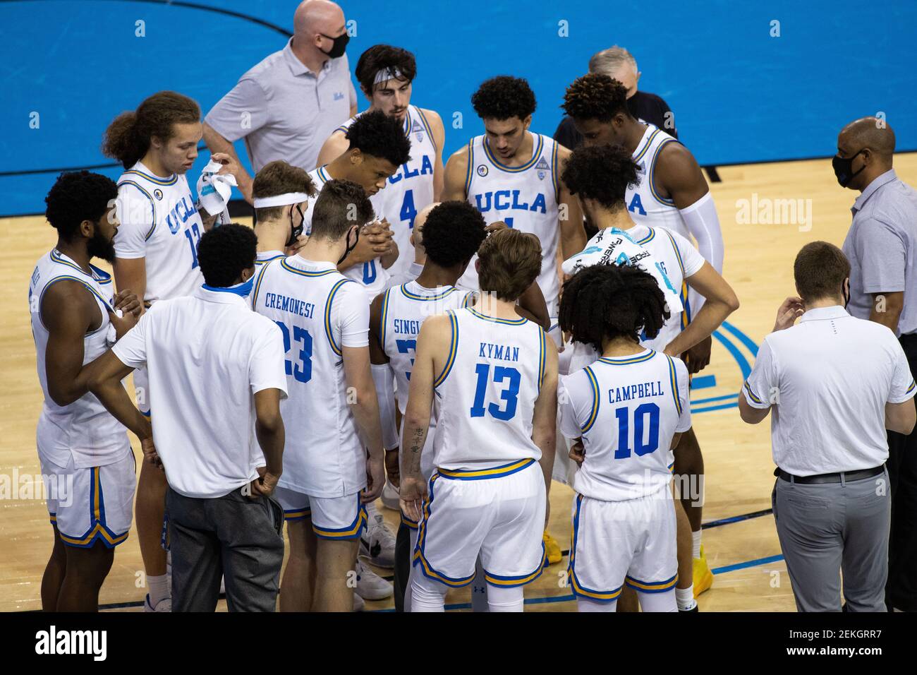 Basketball players in huddle hi-res stock photography and images - Alamy