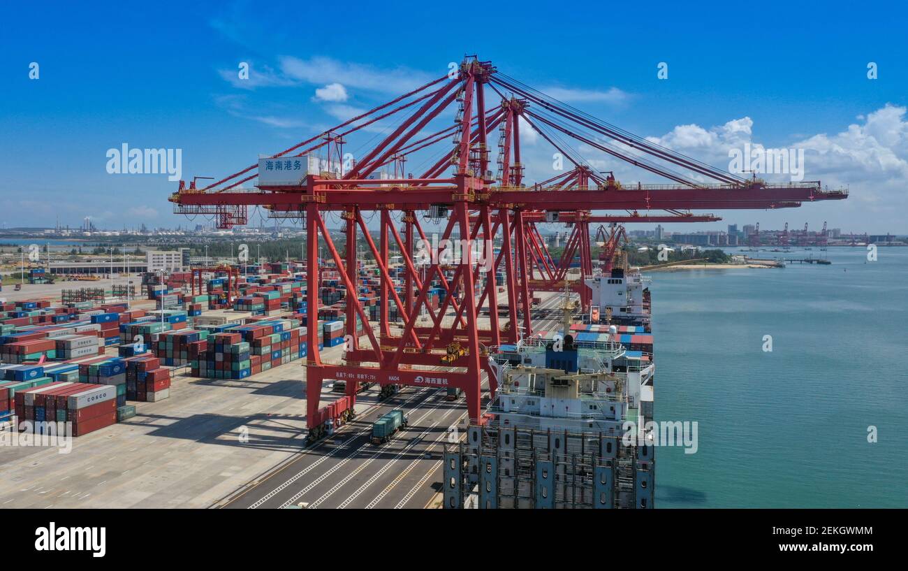 The view of containers arrayed and cranes erecting at the Yangpu Port ...