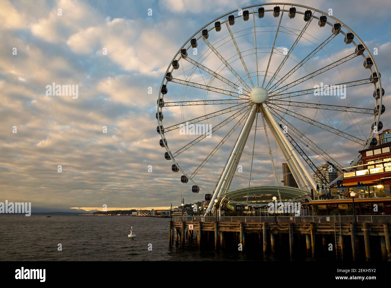 WA19326-00...WASHINGTON - The Seattle Great Wheel located on Pier 57 on ...