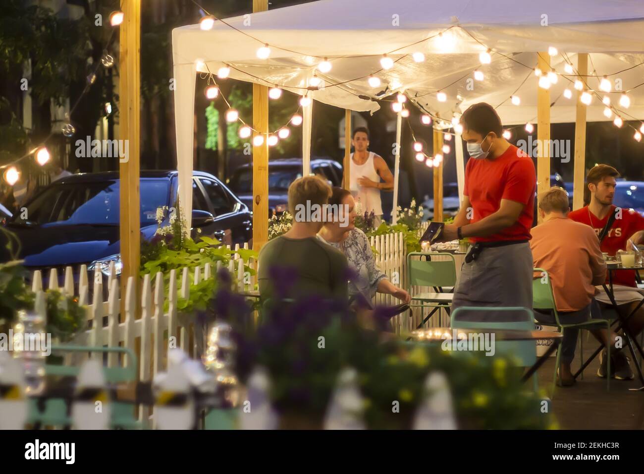 Al fresco dining at a restaurant in the Chelsea neighborhood of New ...