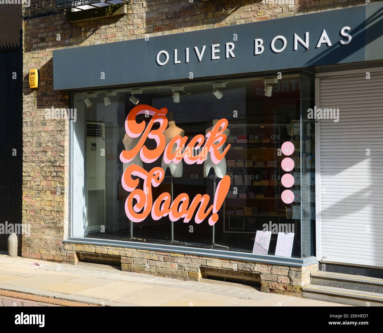 Closed shop with BACK soon sign in the window Stock Photo - Alamy