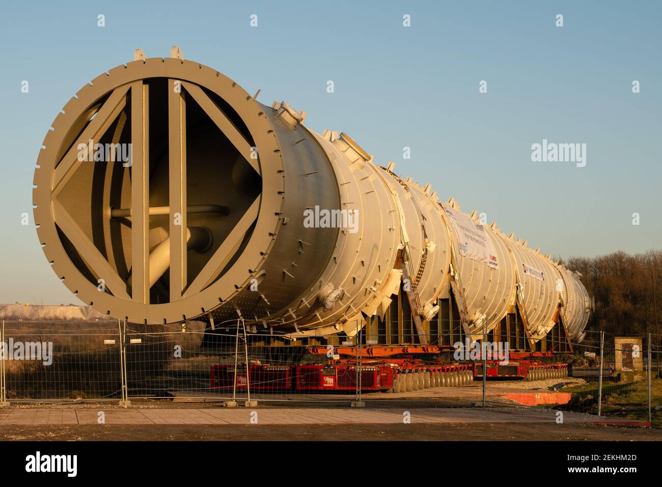 A huge element, weighing 890 tons, splitter transported to the ...
