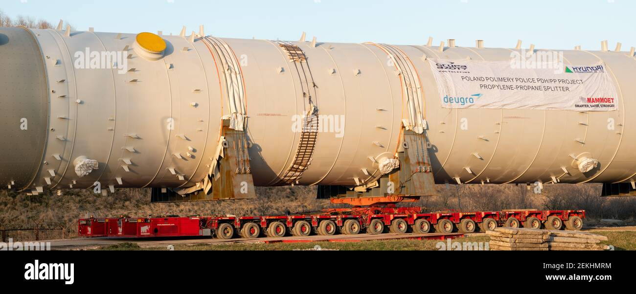 A huge element built by HYUNDAI, weighing 890 tons, splitter ...