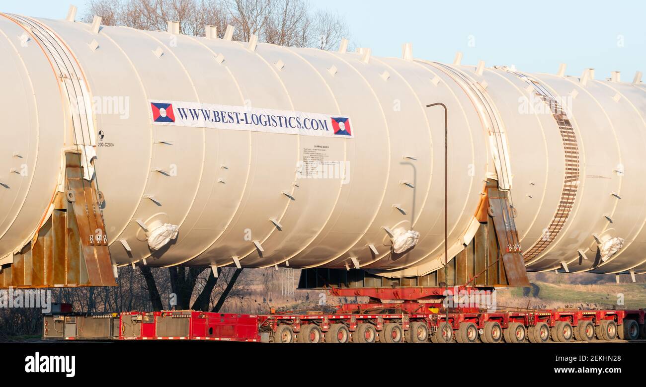 A huge element, a splitter weighing 890 tons, transported by Best ...