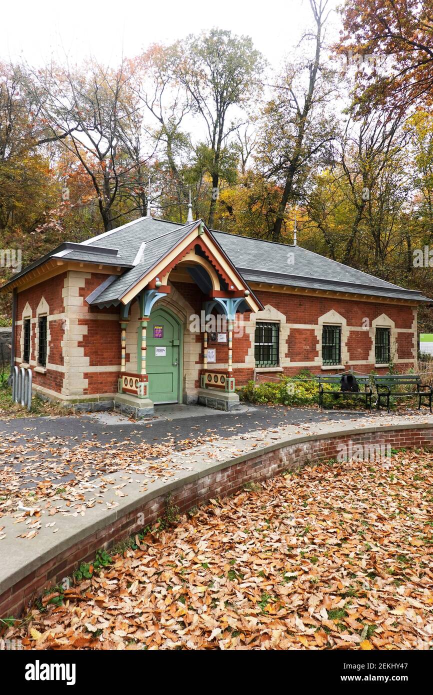 Well house hi-res stock photography and images - Alamy