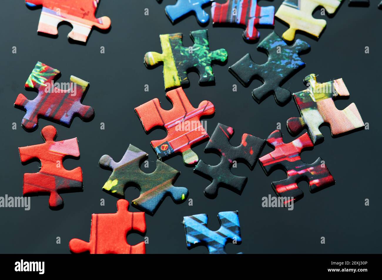 Jigsaw puzzle pieces scattered hi-res stock photography and images - Alamy