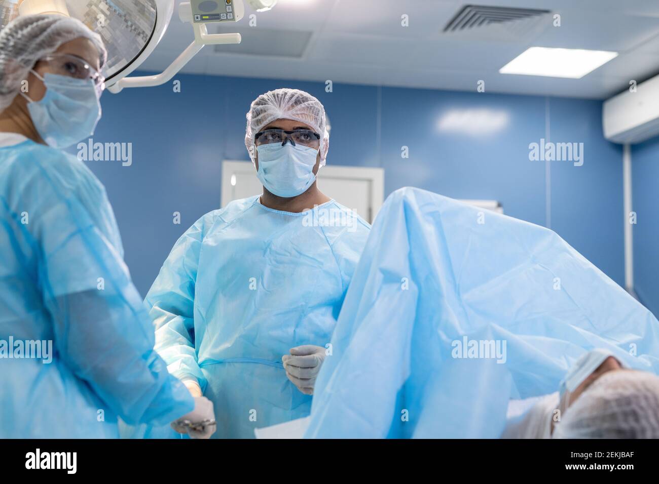Surgeon looking at screen hi-res stock photography and images - Alamy