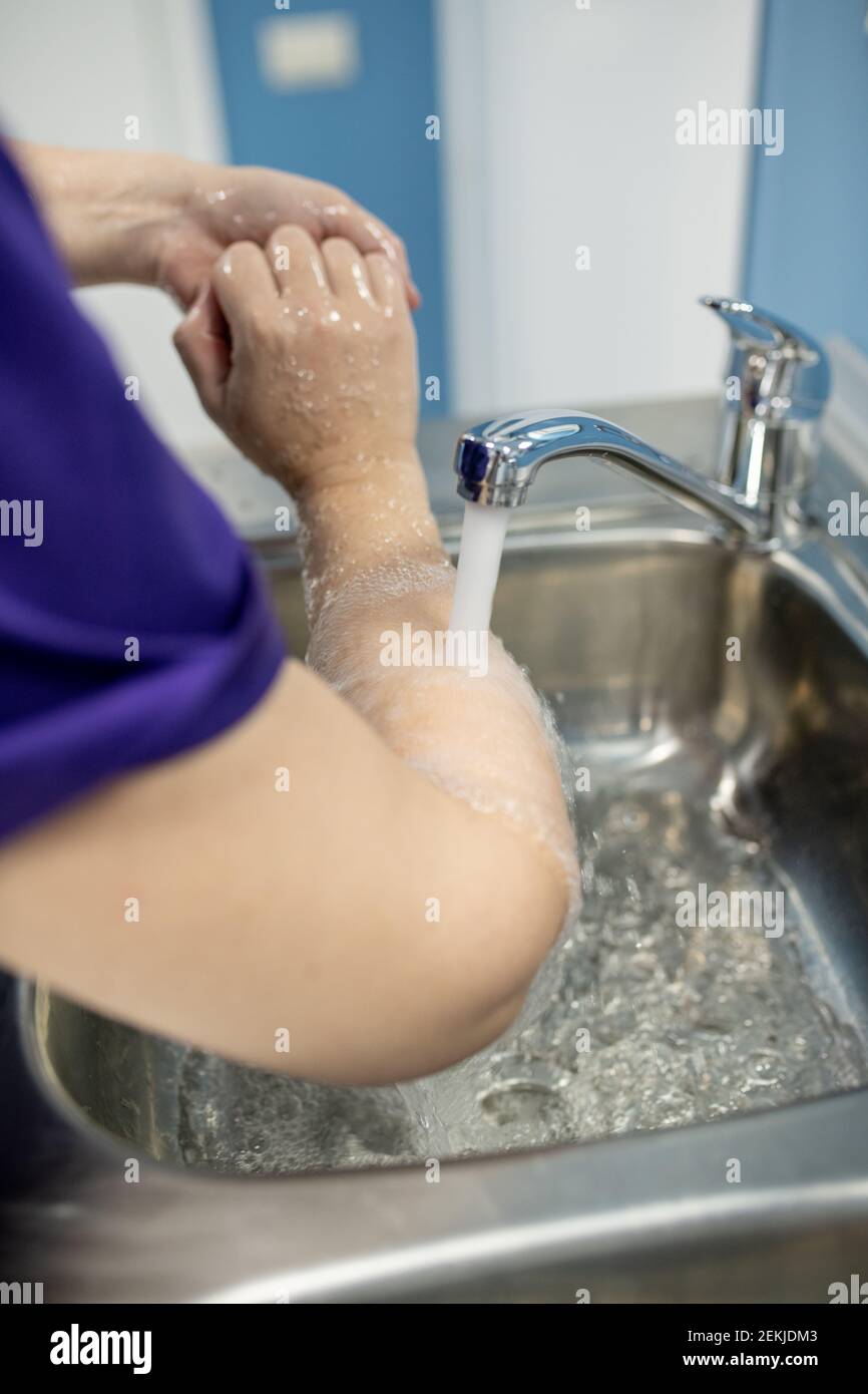 Hospital room with sink hi-res stock photography and images - Alamy