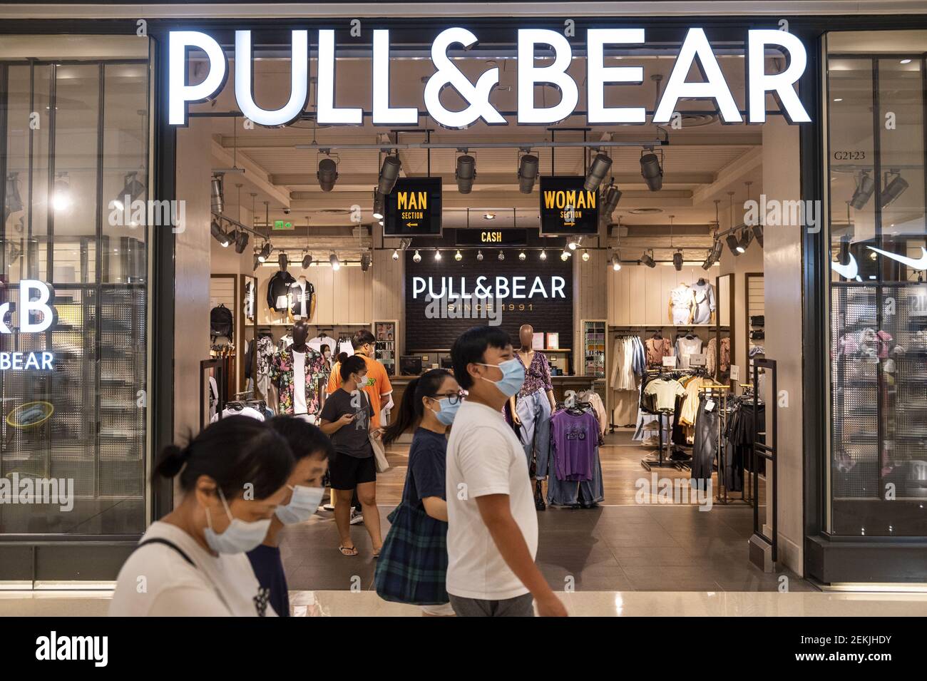 Spanish multinational clothing design retail company by Inditex, Pull ...