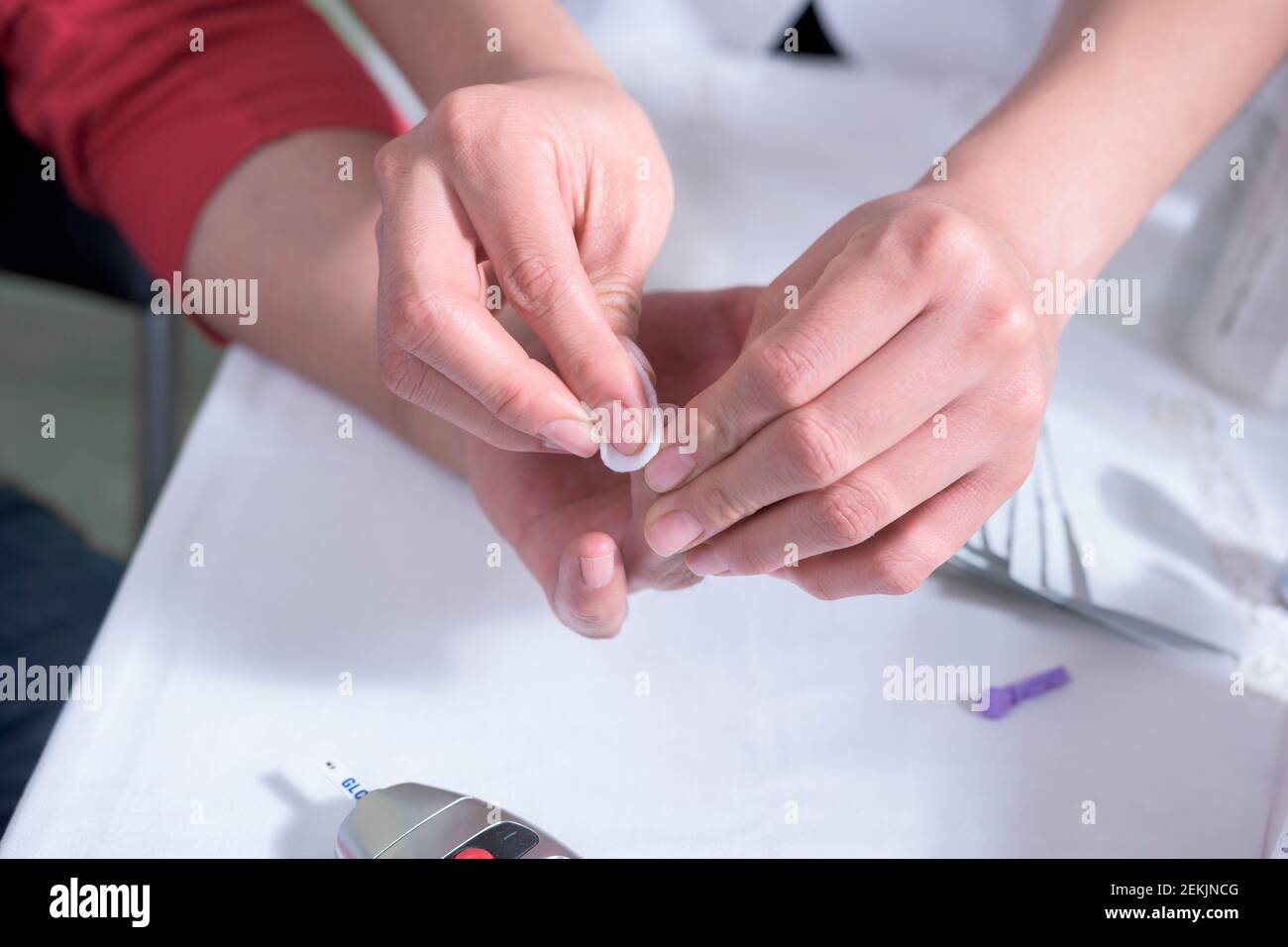 shows how to do a glucose test Stock Photo - Alamy