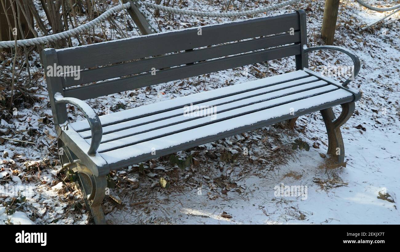Fence bench benches hi-res stock photography and images - Alamy
