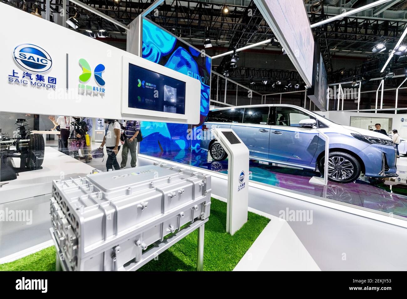 SAIC Motor unveiled its first fuel cell powered MPV in Shanghai at the ...