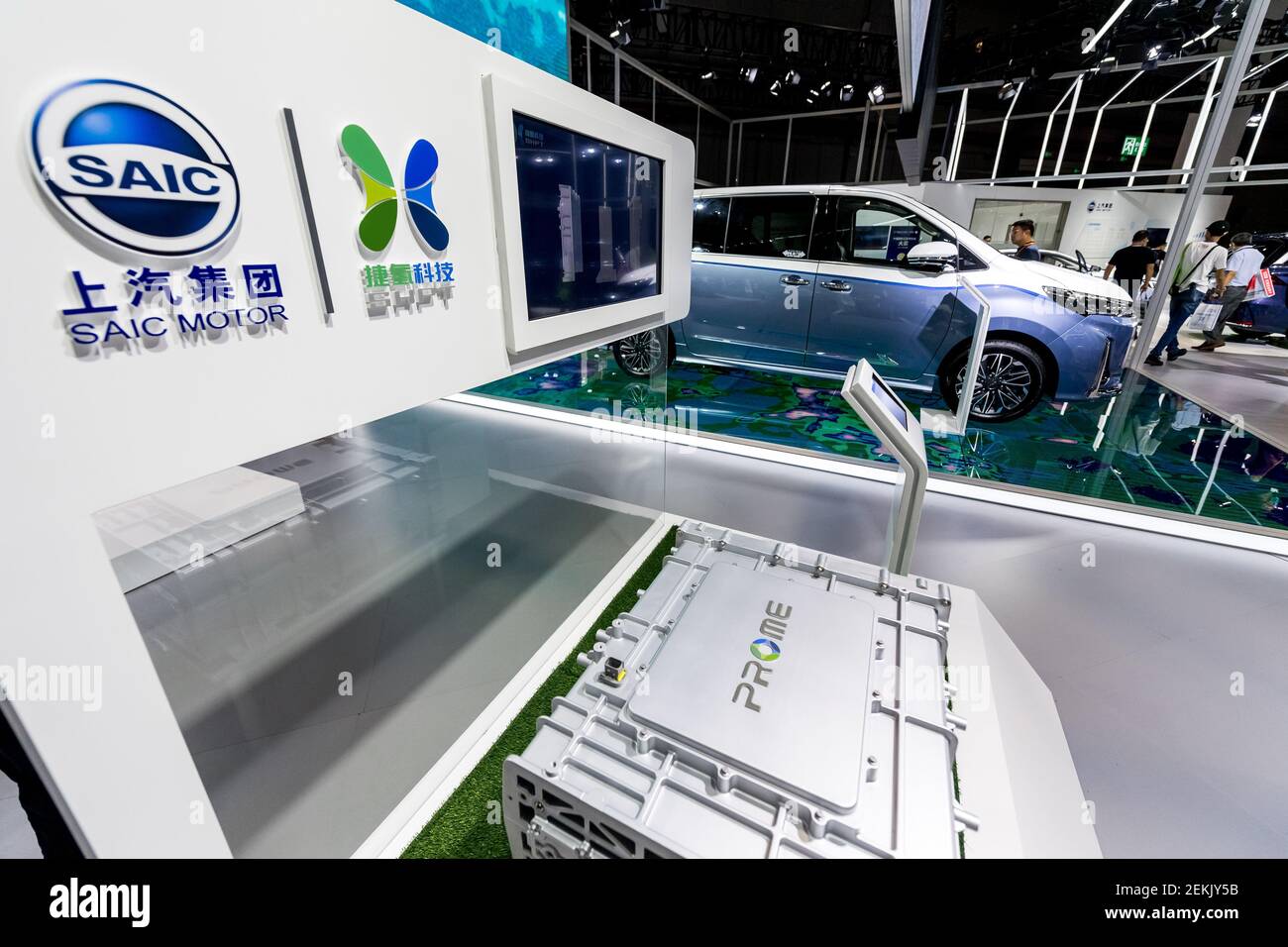 SAIC Motor unveiled its first fuel cell powered MPV in Shanghai at the ...