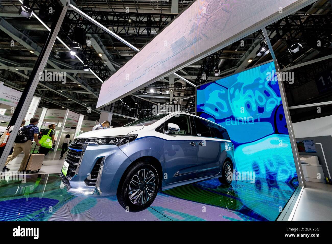 SAIC Motor unveiled its first fuel cell powered MPV in Shanghai at the ...